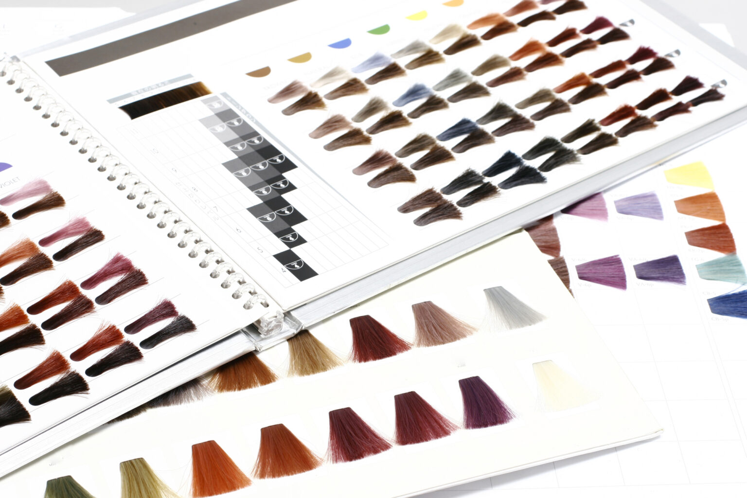 2025年春夏のトレンドヘアカラーとは？おしゃれ度アップのデザインカラーも紹介 – betop media